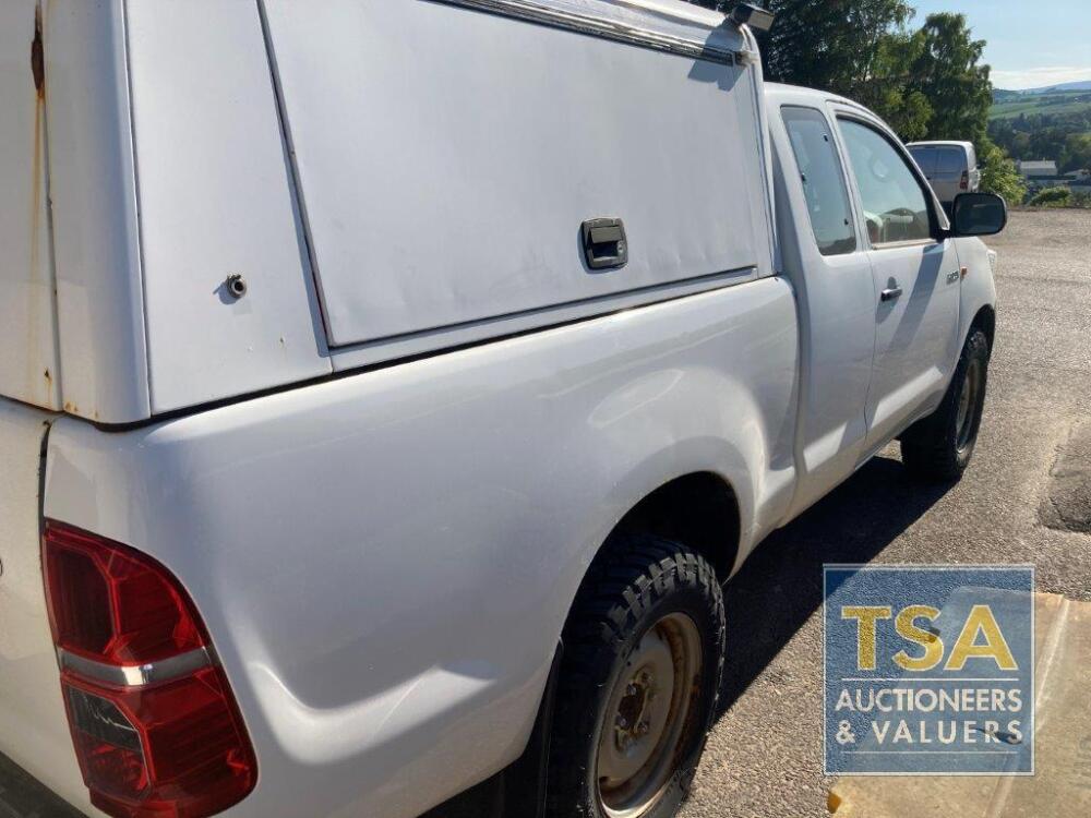 YG15 MJE - Toyota Hilux Kingcab c/w Rear Canopy - On Bighorn