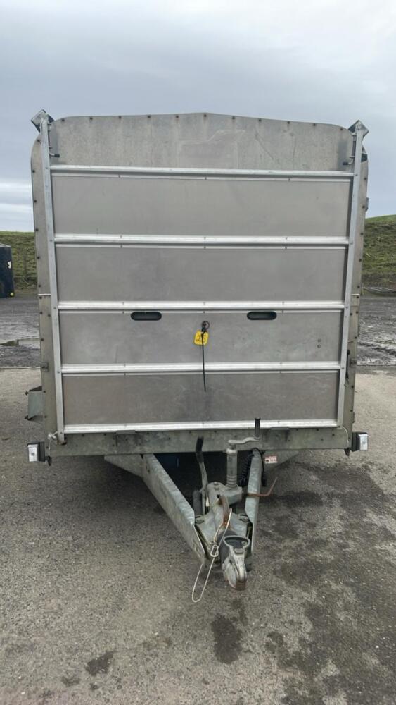 12FT IFOR WILLIAMS STOCK TRAILER C/W SHEEP DECKS & CATTLE DIVIDER