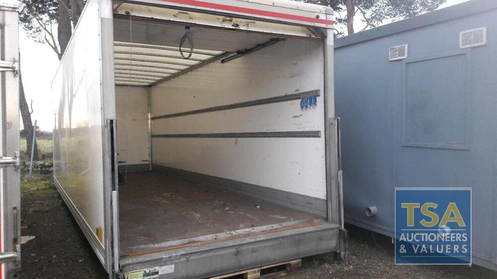 25 FT WHITE BOX VAN WITH ROLLER SHUTTER BACK DOOR