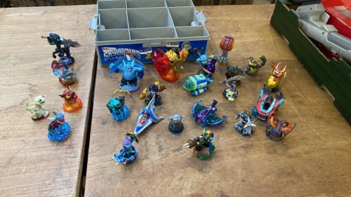 BOX SKYLANDER FIGURES