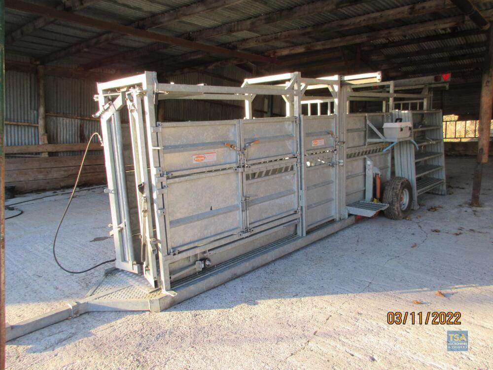 Ritchie Mobile Cattle Handling Crate c/w 12 Galvanised Cattle