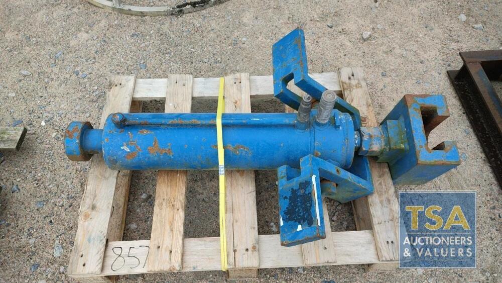 DOUBLE ACTING HYDRAULIC CYLINDER C/W COUPLINGS